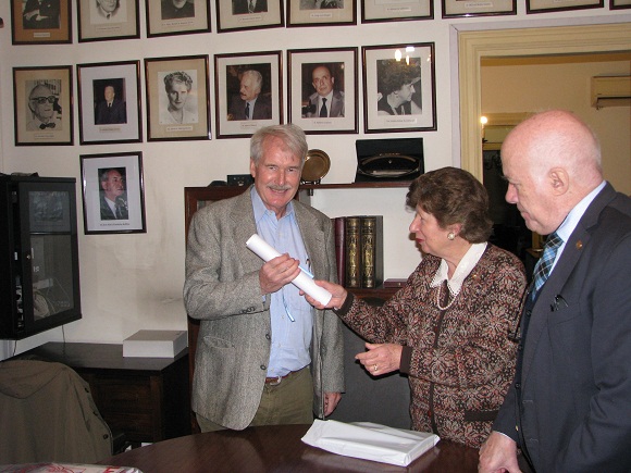 El académico Daniel Balderston visitó la Academia y recibió su diploma ...
